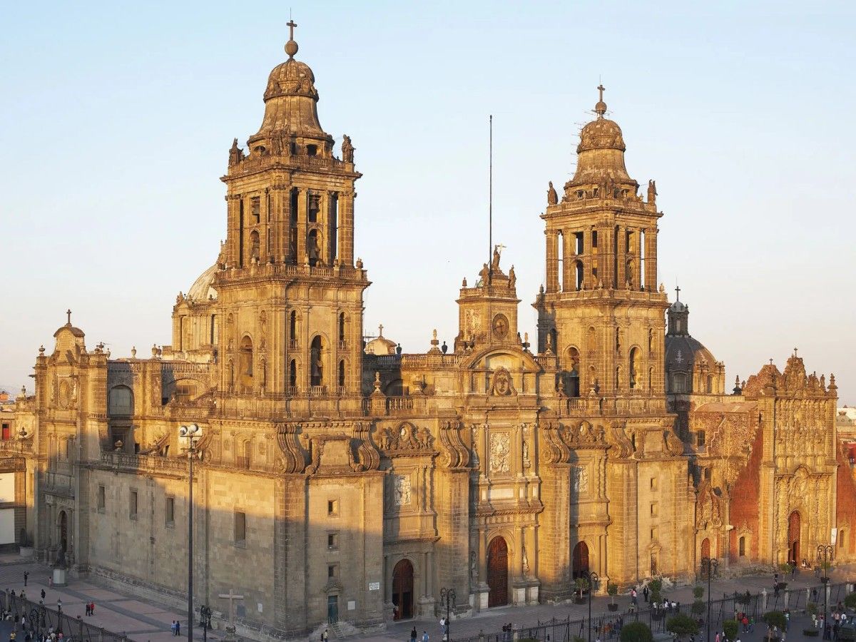 Morning light, national flags, monuments - the heart of Mexico City ...